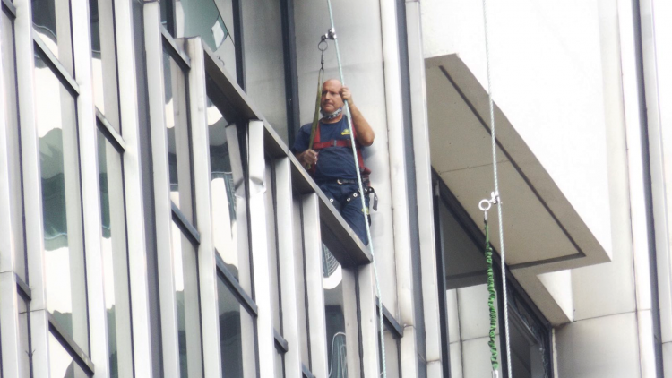 2 window washers rescued from midtown high-rise after scaffolding falls