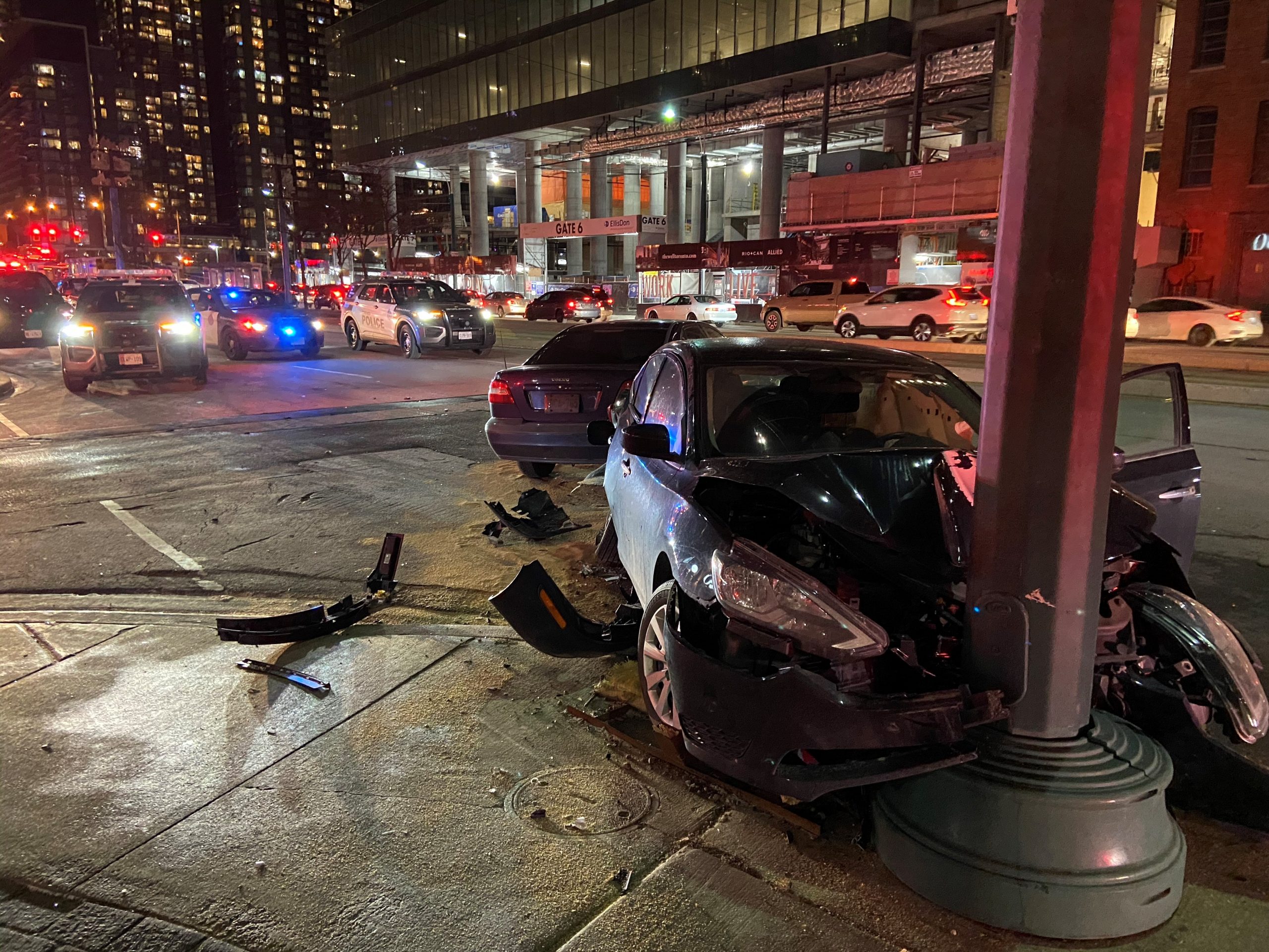 1 male in custody after trying to flee scene of crash on Spadina Avenue