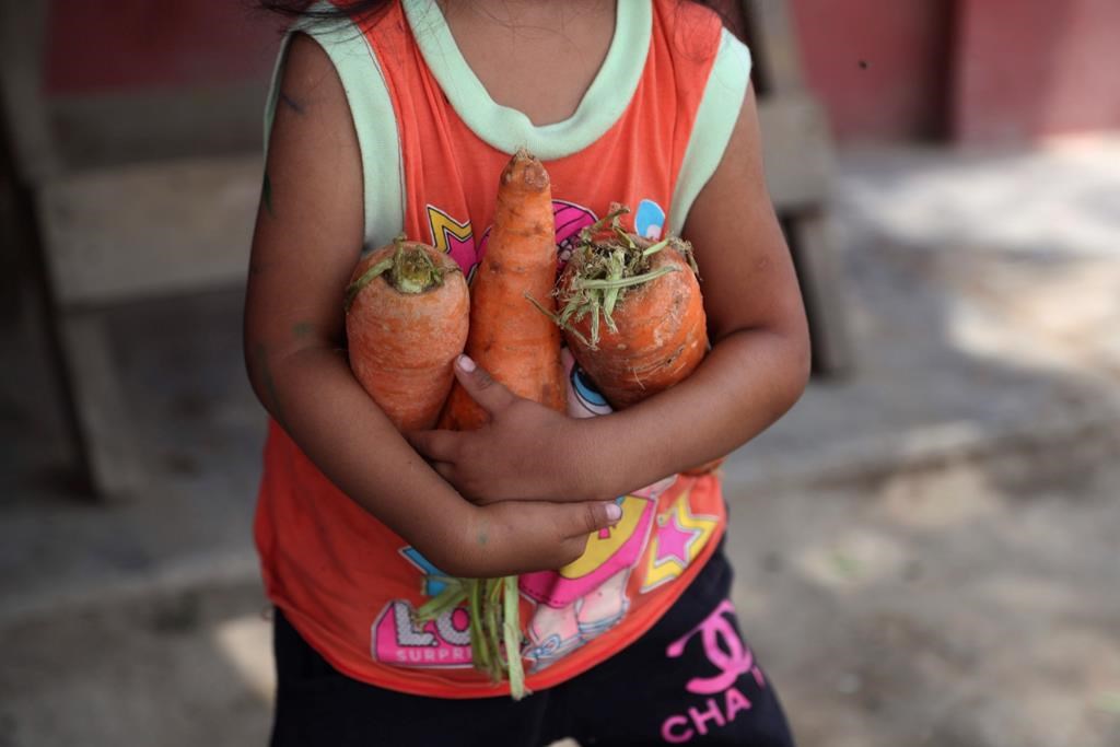 Common pots prepared by neighbours feeding thousands in Peru
