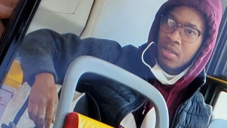 Police seek suspect after teen attacked on TTC bus