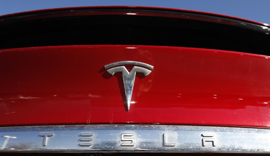 Tesla recall: "Full Self-Driving" software runs stop signs