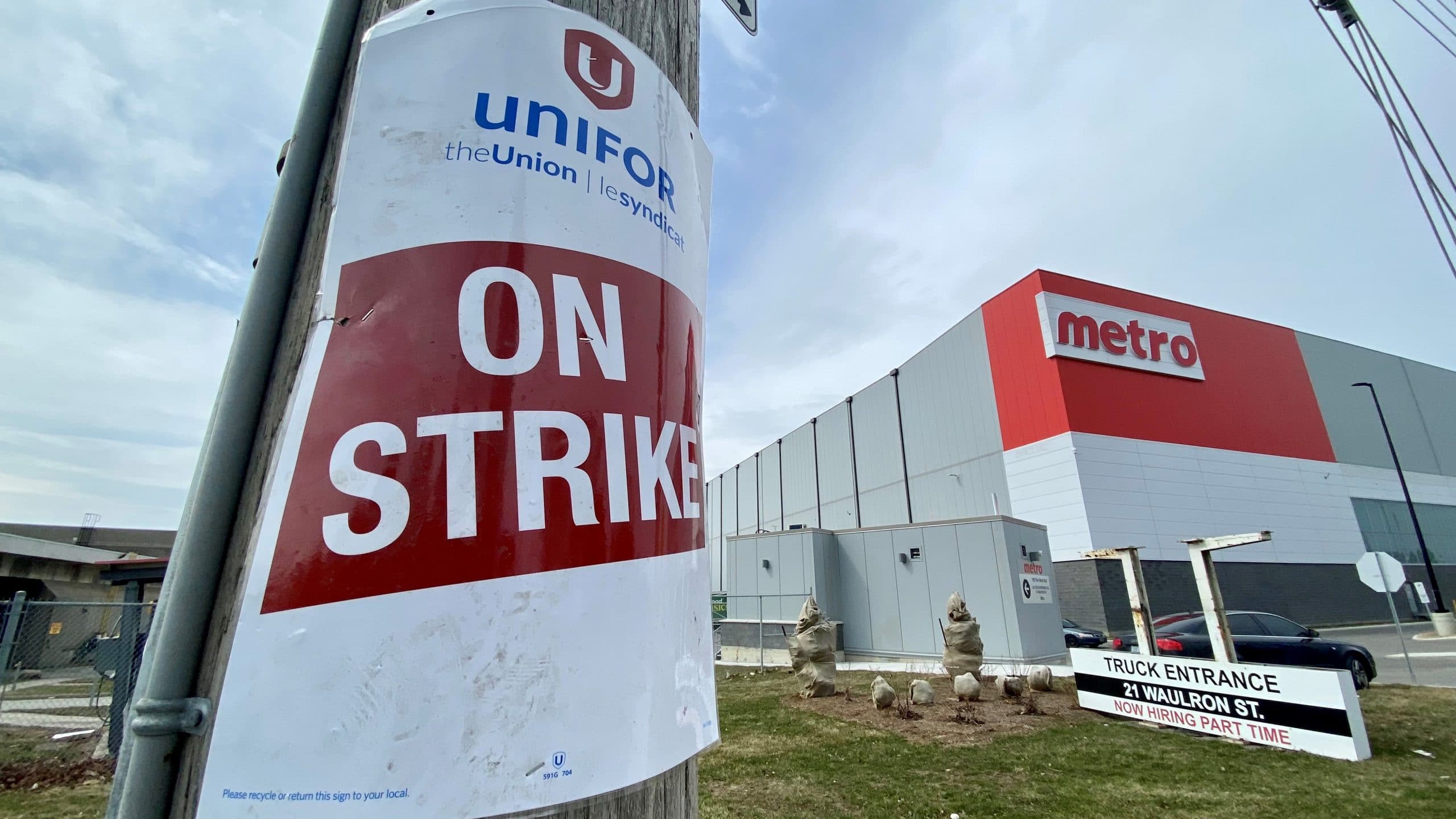 Metro and Unifor reach tentative agreement, striking workers to vote Friday