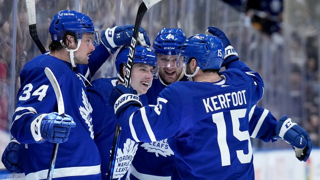 Maple Leafs win Game 1 against Lightning with dominant playoff opener