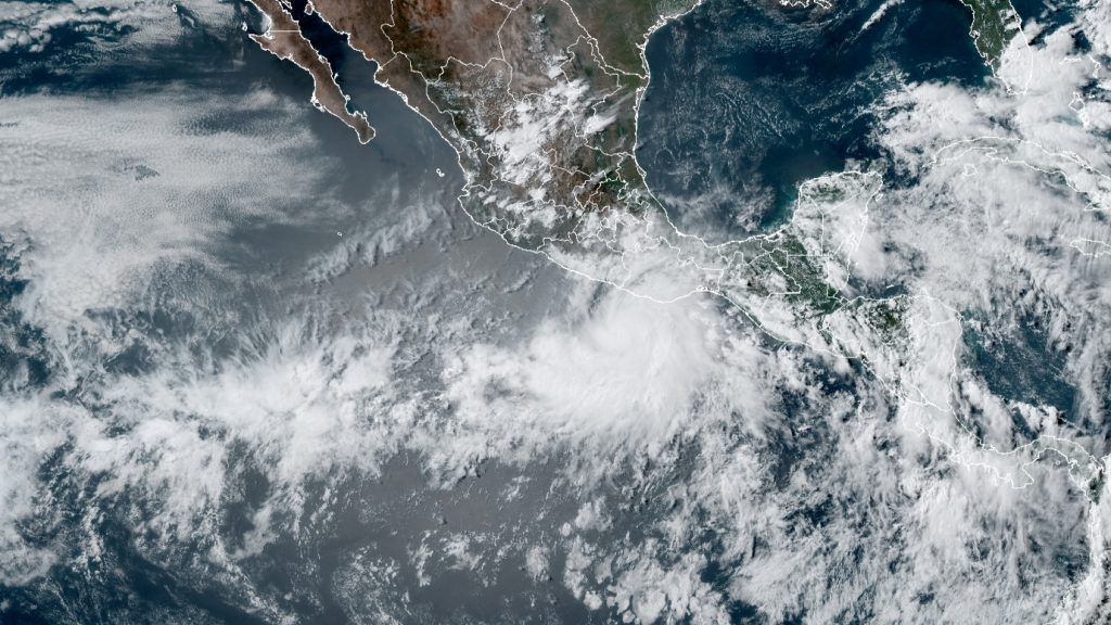 Hurricane Agatha heads for Mexico tourist towns