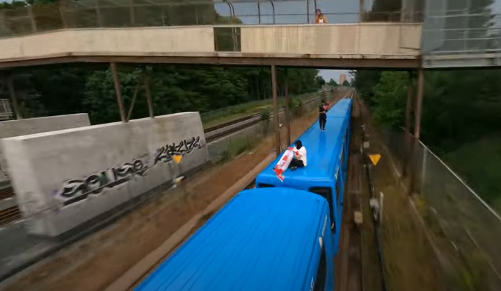 Video of 2 people 'surfing' on top of Line 3 train sparks TTC investigation