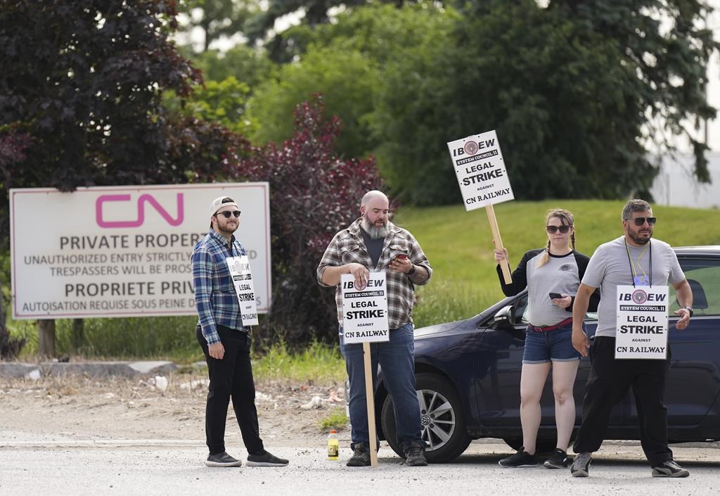 CN strike to end early Tuesday after union agrees to binding arbitration