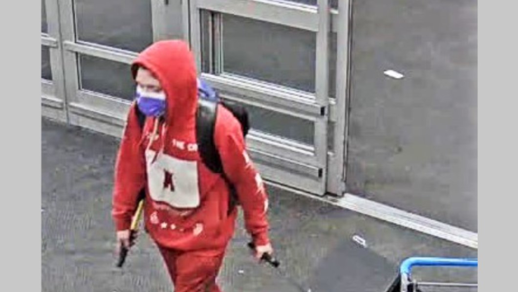 Woman arrested in Toronto retail robbery with axe, man wanted