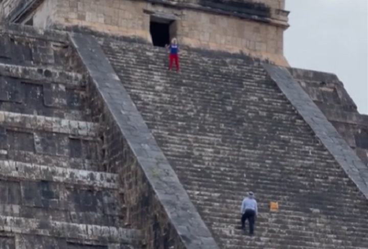 Angry crowd reacts after tourist trespassed onto Mayan pyramid in Mexico