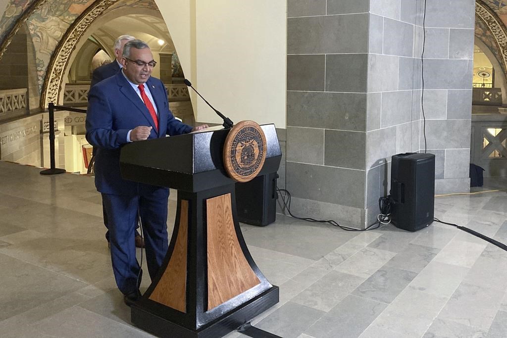 New Missouri treasurer 1st person of color in state office