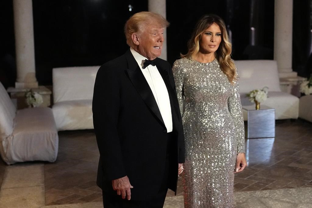 Trump rings in 2023 facing headwinds in his White House run