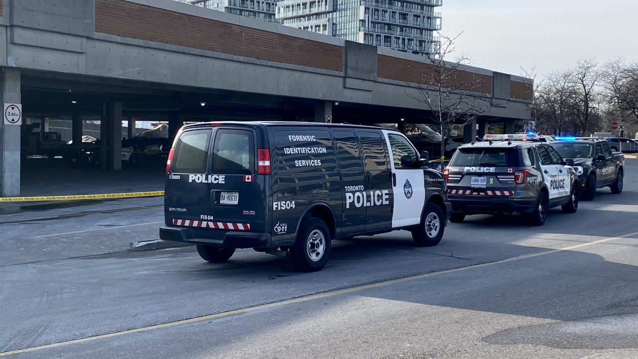 1 dead, 2 injured in shooting outside Fairview Mall in North York