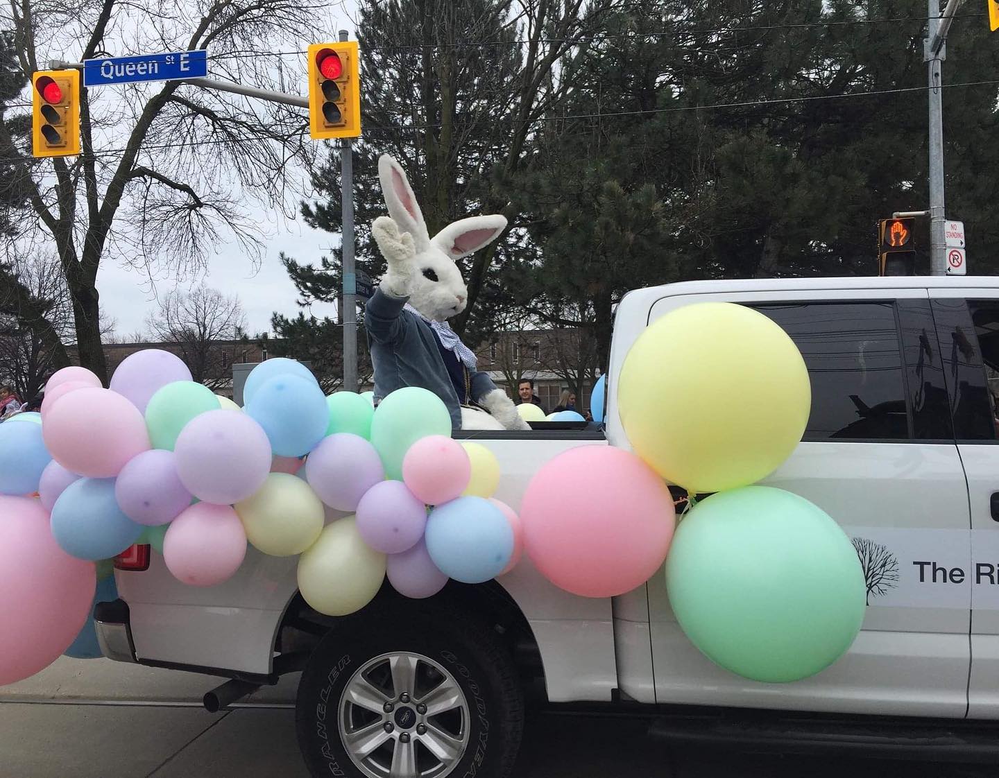 Weekend events include Easter Holiday weekend, Cirque du Soleil