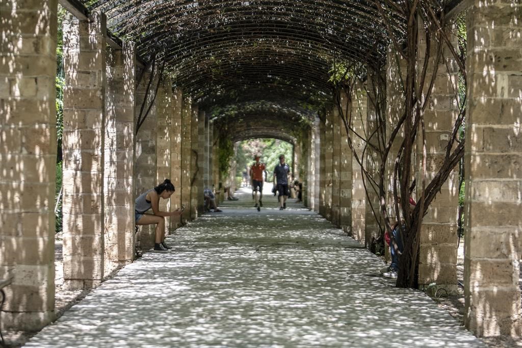 Acropolis' midday closure leaves many tourists in the lurch as a heat wave lashes southern Europe