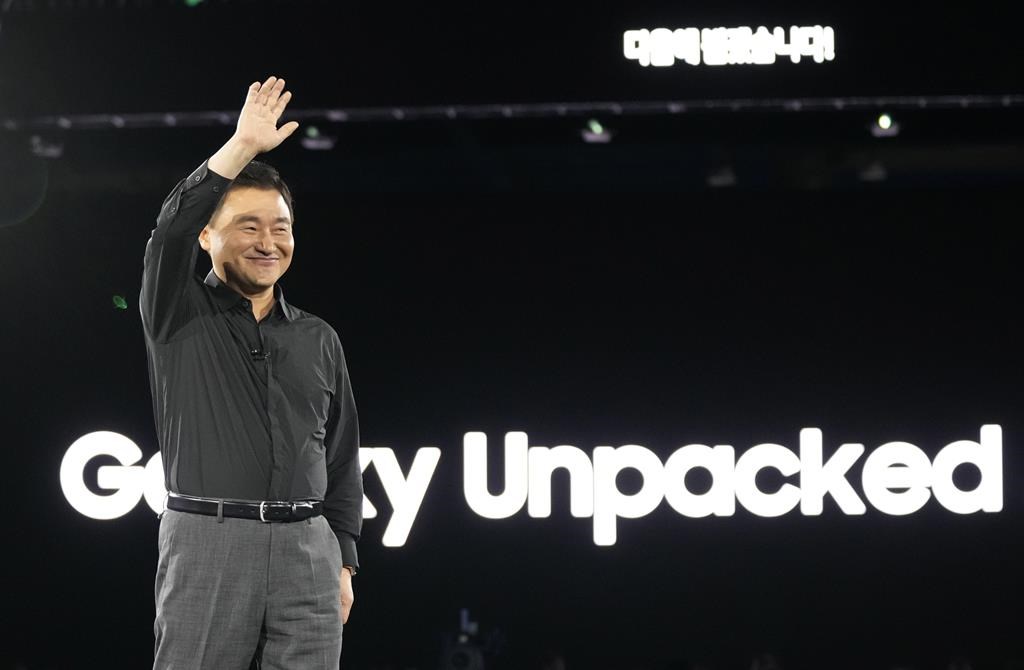 Samsung unveils foldable smartphones in a bet on devices with bending ...