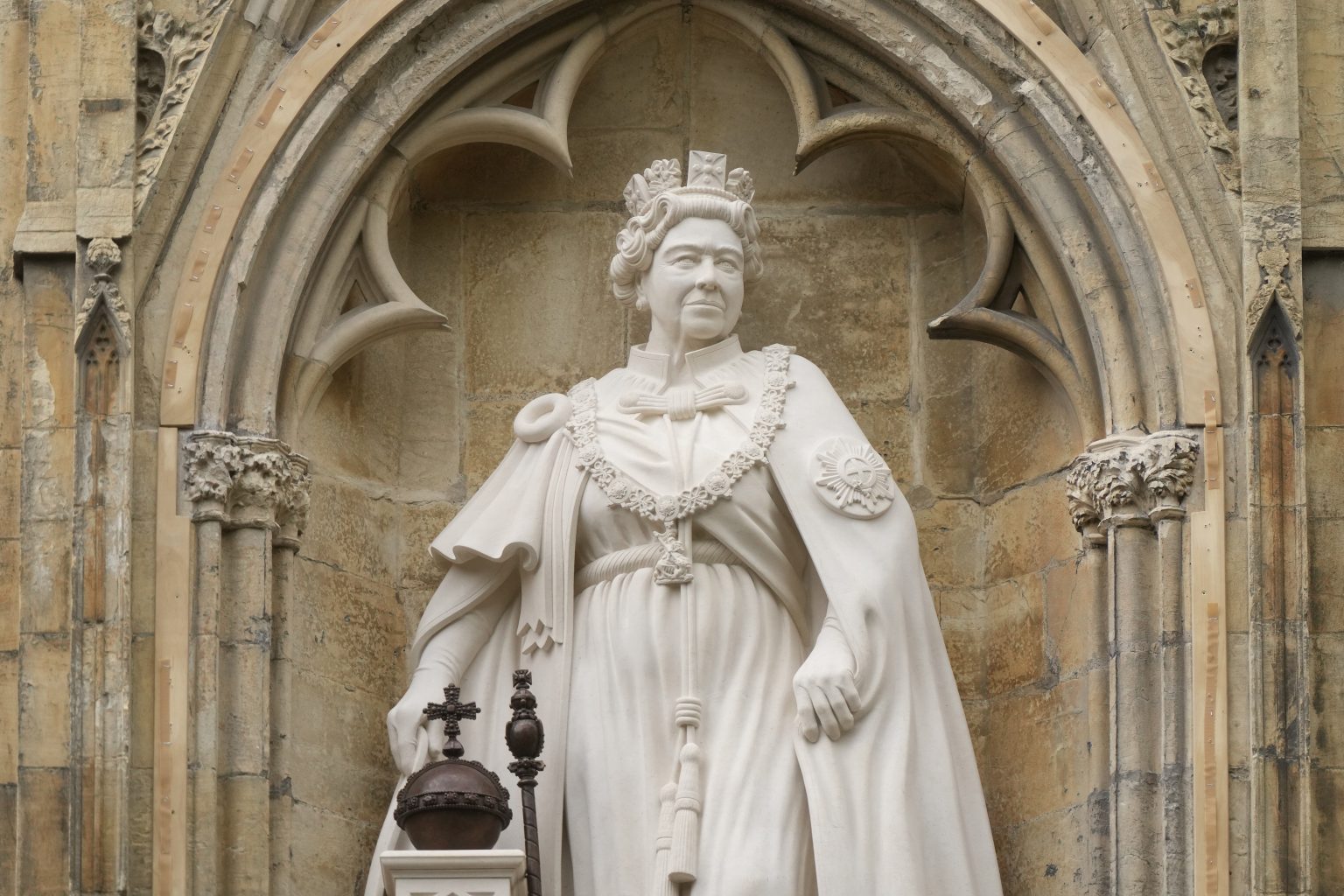 Queen Elizabeth statue coming to Ontario legislature