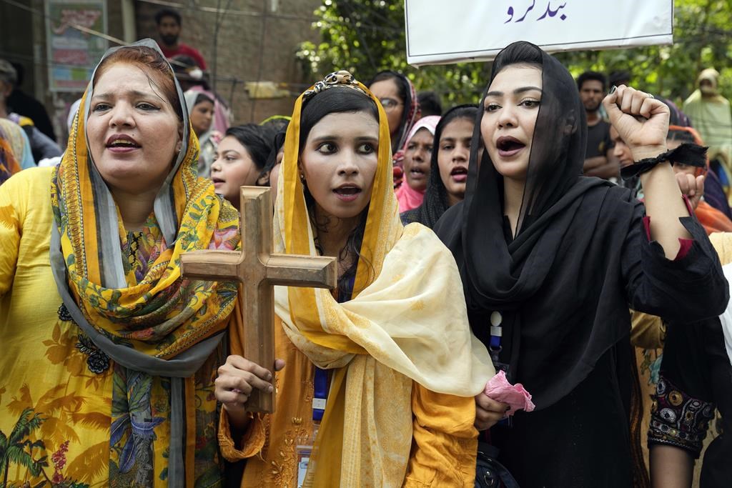 Pakistan hands out cash to Christians who lost homes in rioting over ...