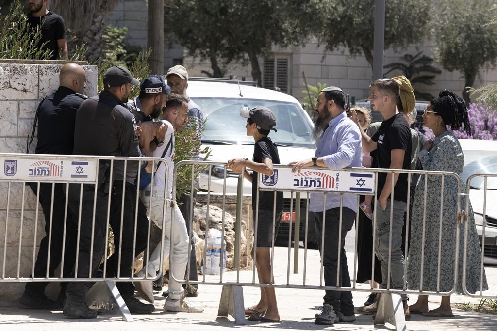 Supermodel Bella Hadid criticized Israel's far-right security minister ...