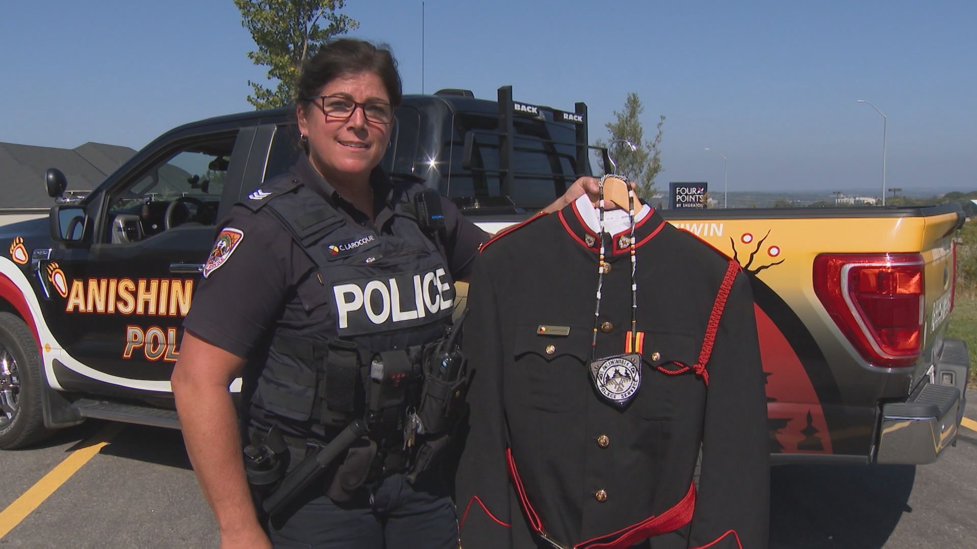Indigenous police officer hopes to inspire with trilingual 'O Canada ...