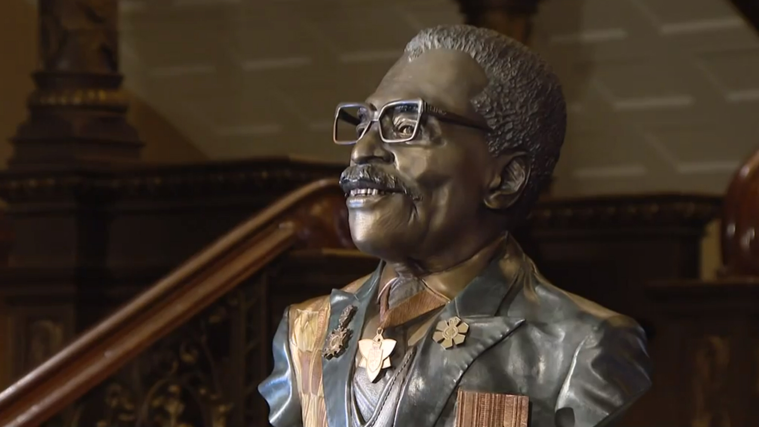 Political trailblazer Lincoln Alexander honoured with statue at Queen's ...