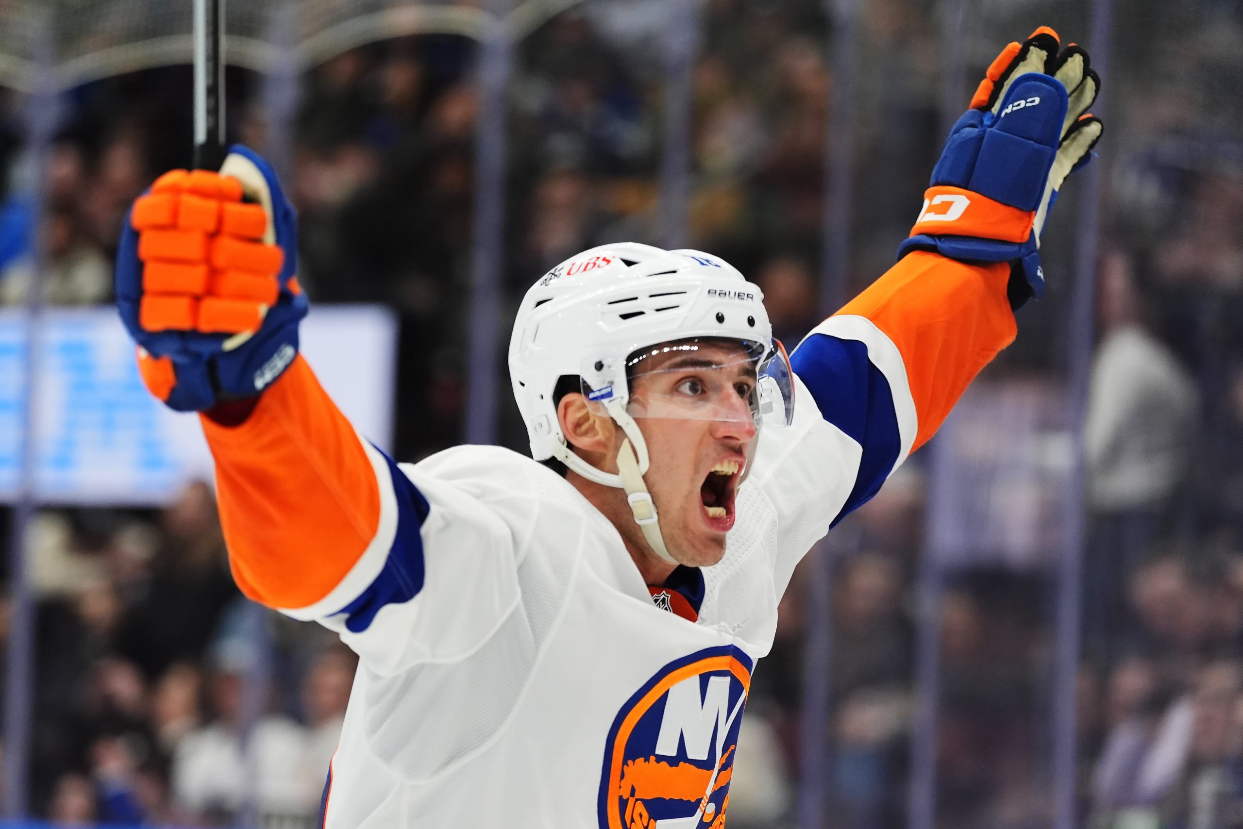 Engvall scores late as Islanders beat Maple Leafs 3-2