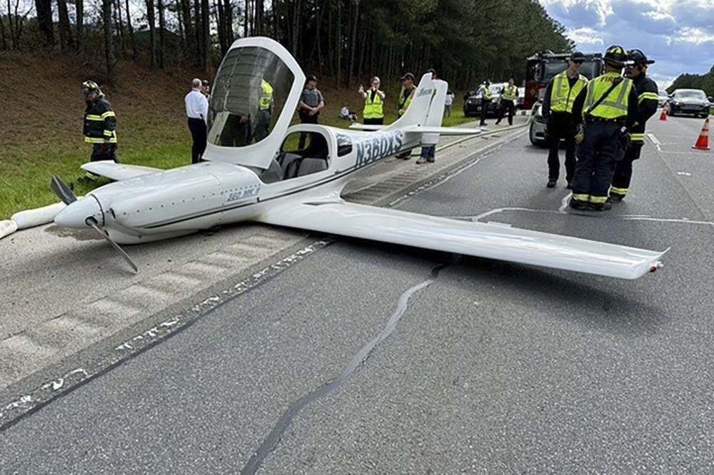 Small plane clips 2 vehicles as it lands on North Carolina highway, but ...