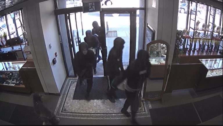 Video shows daytime jewellery store robbery in Toronto