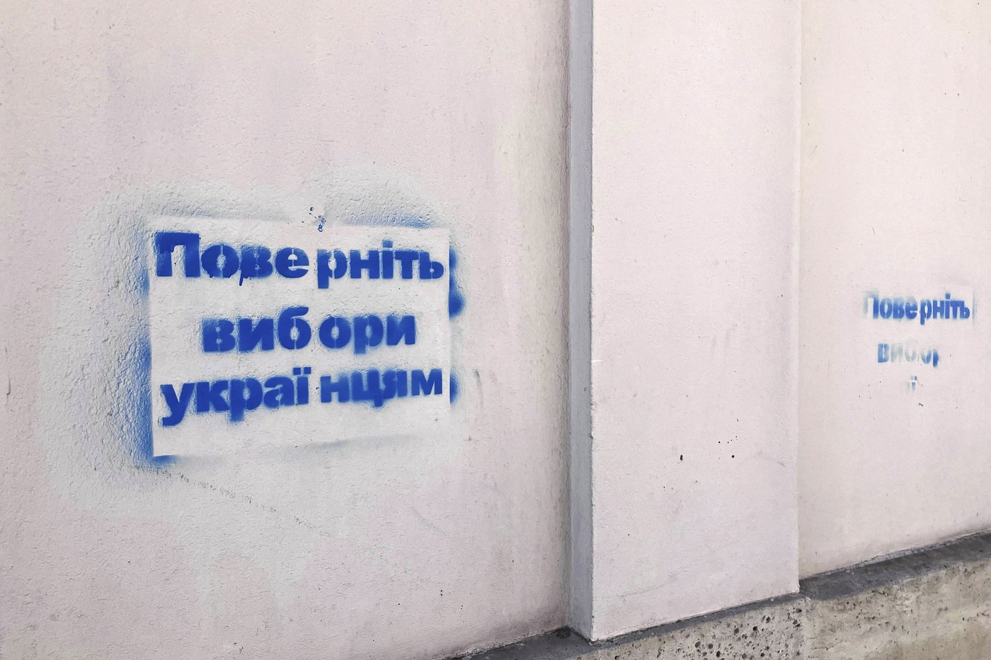 Graffiti with images and messages referencing Ukraine appear on Paris ...