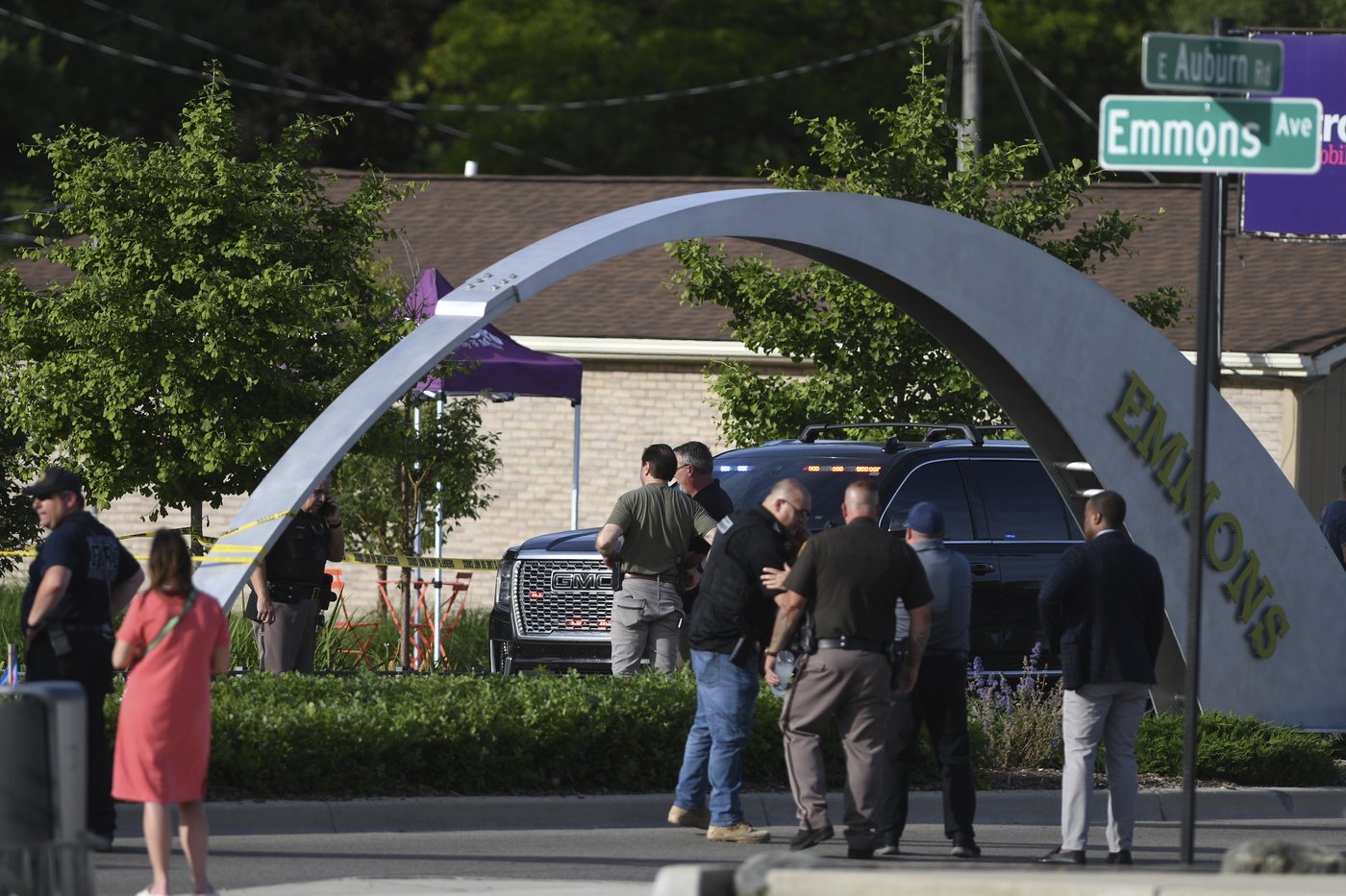 Authorities across US grapple with a rash of violence in final days of ...