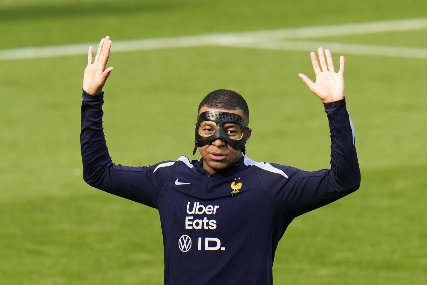 Kylian Mbappé is getting used to his new mask ahead of France's game ...