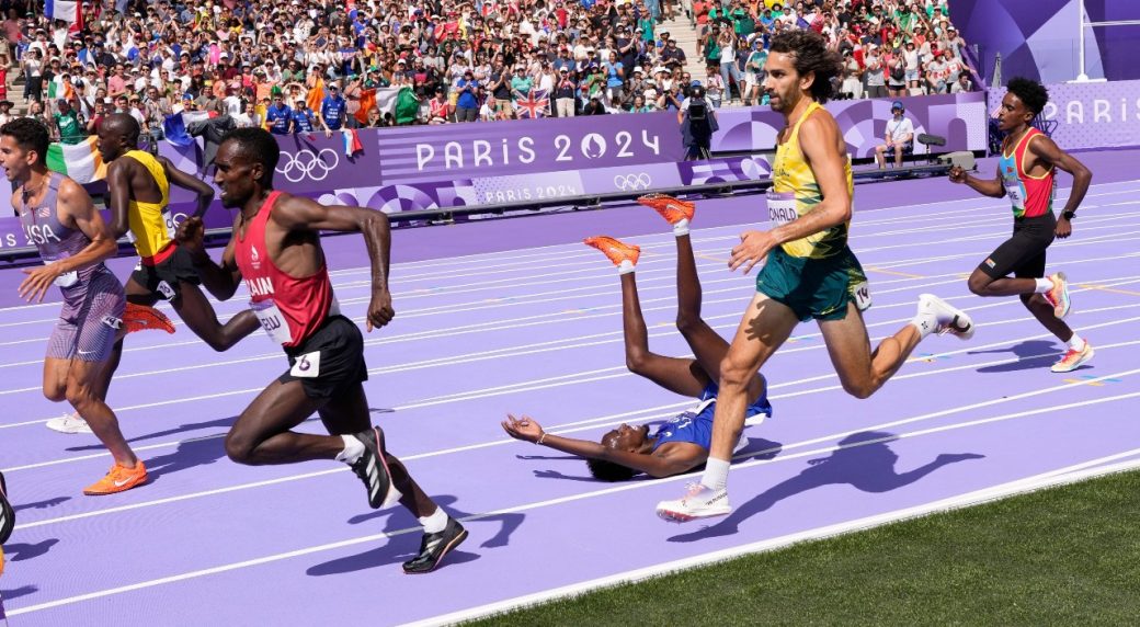 Moh Ahmed out in 1 of 2 crashes in 5,000-m Olympic heat