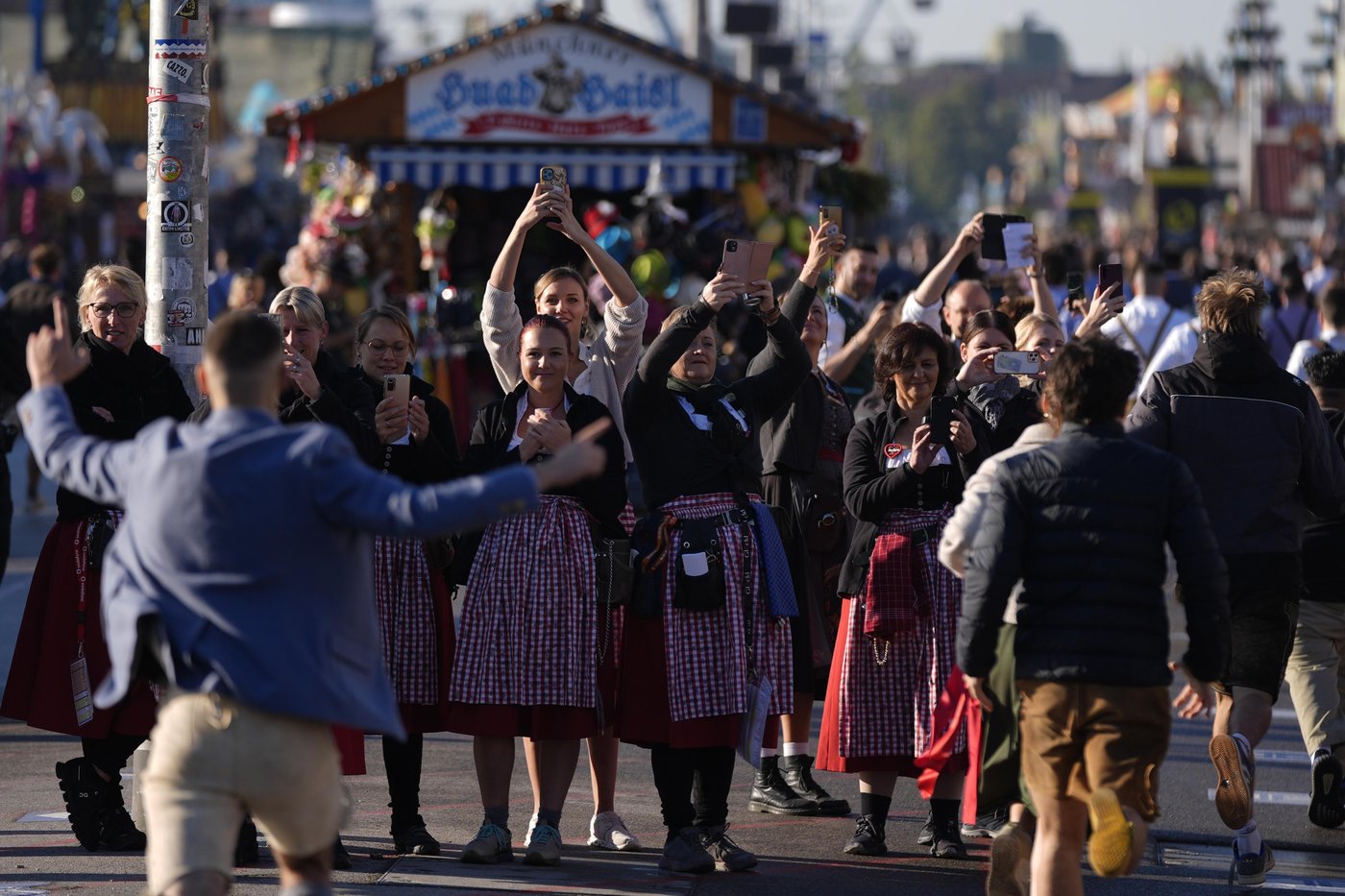 Oktoberfest is open. The world’s largest folk festival begins after ...