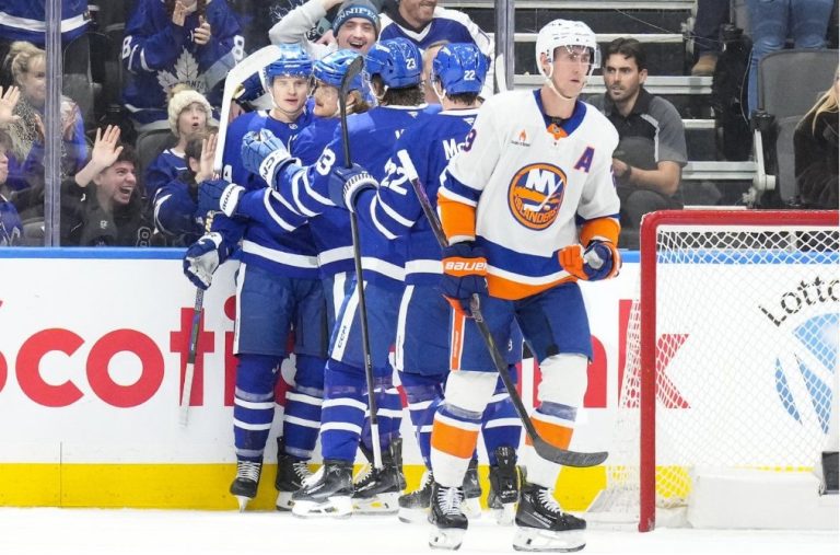 Woll makes 30 saves as Maple Leafs edge Islanders 3-1