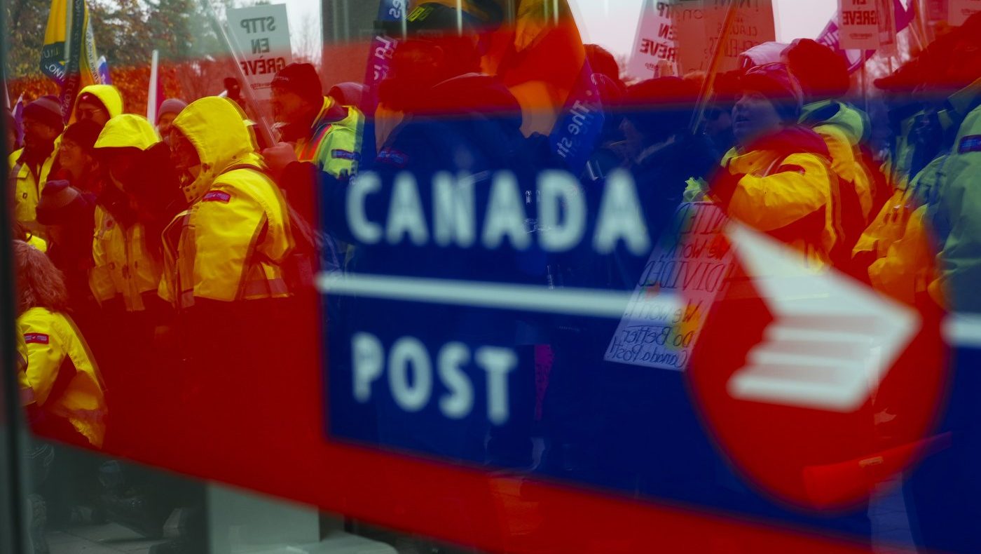 Canada Post union urges overtime halt after missed deadline