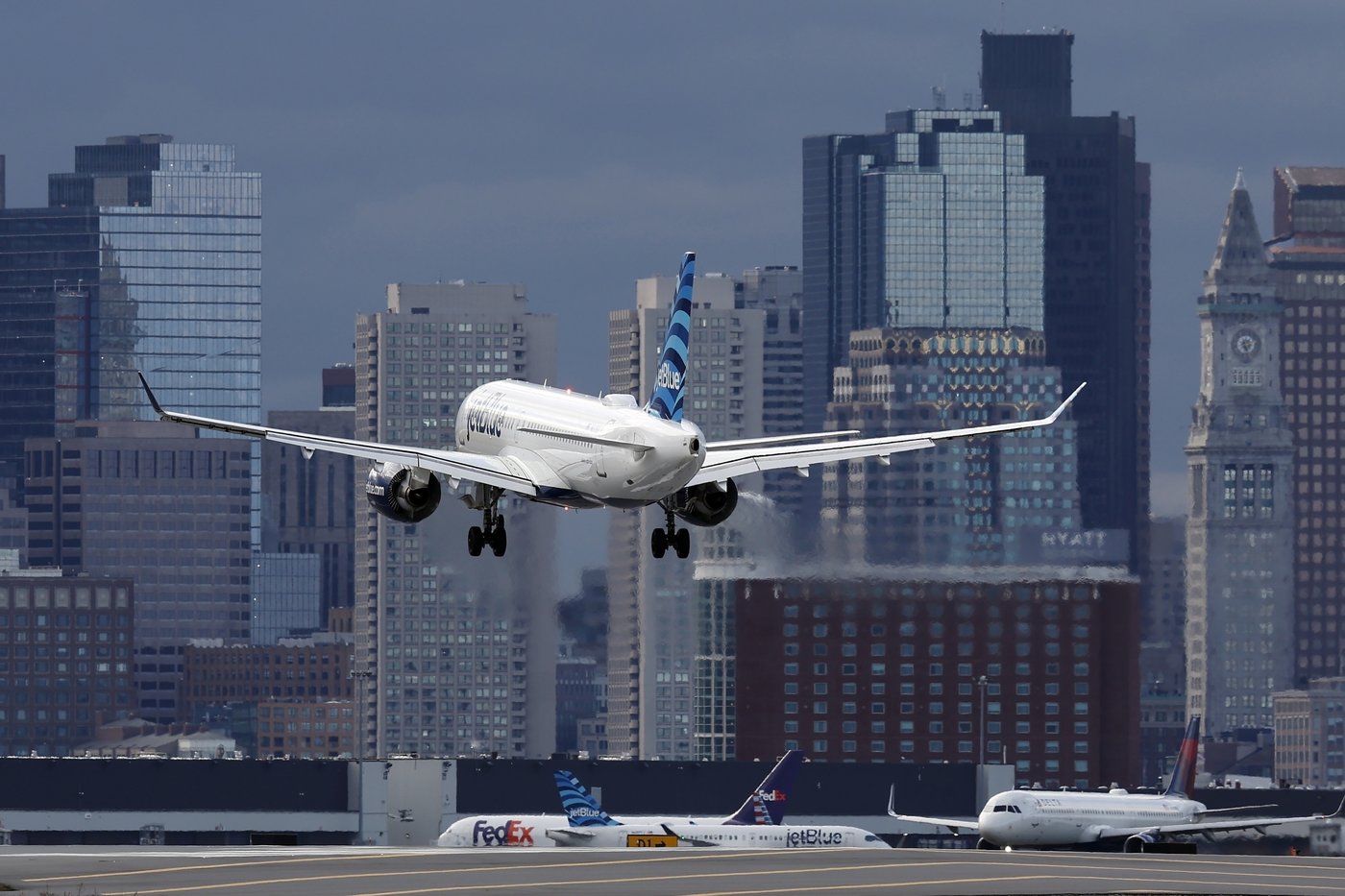 JetBlue passenger suddenly opens exit door as flight is taxiing for ...