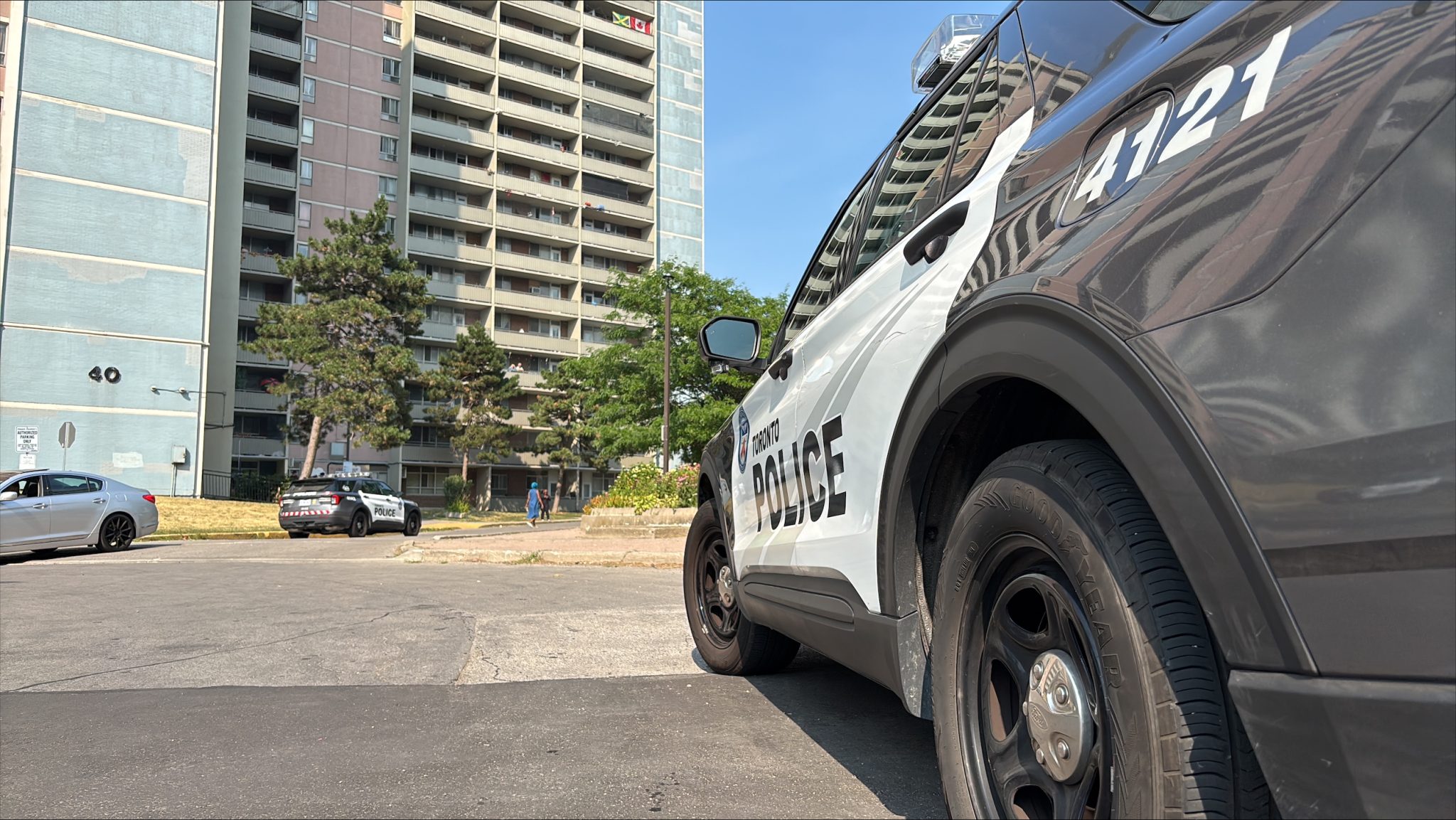 Toronto police on scene of shooting in Scarborough apartment building ...