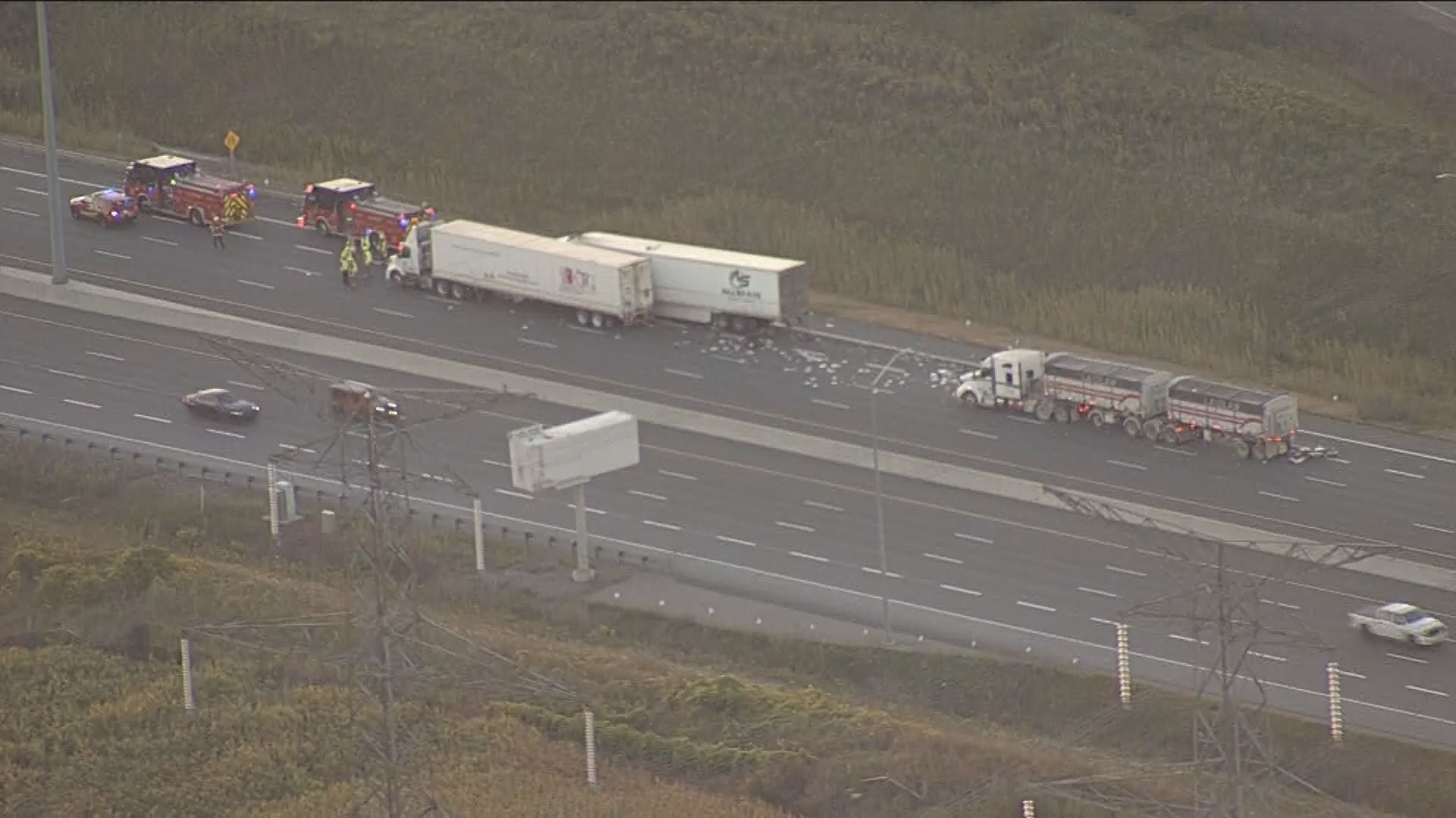 3 transport trucks involved in fatal collision on Hwy. 401 in Clarington