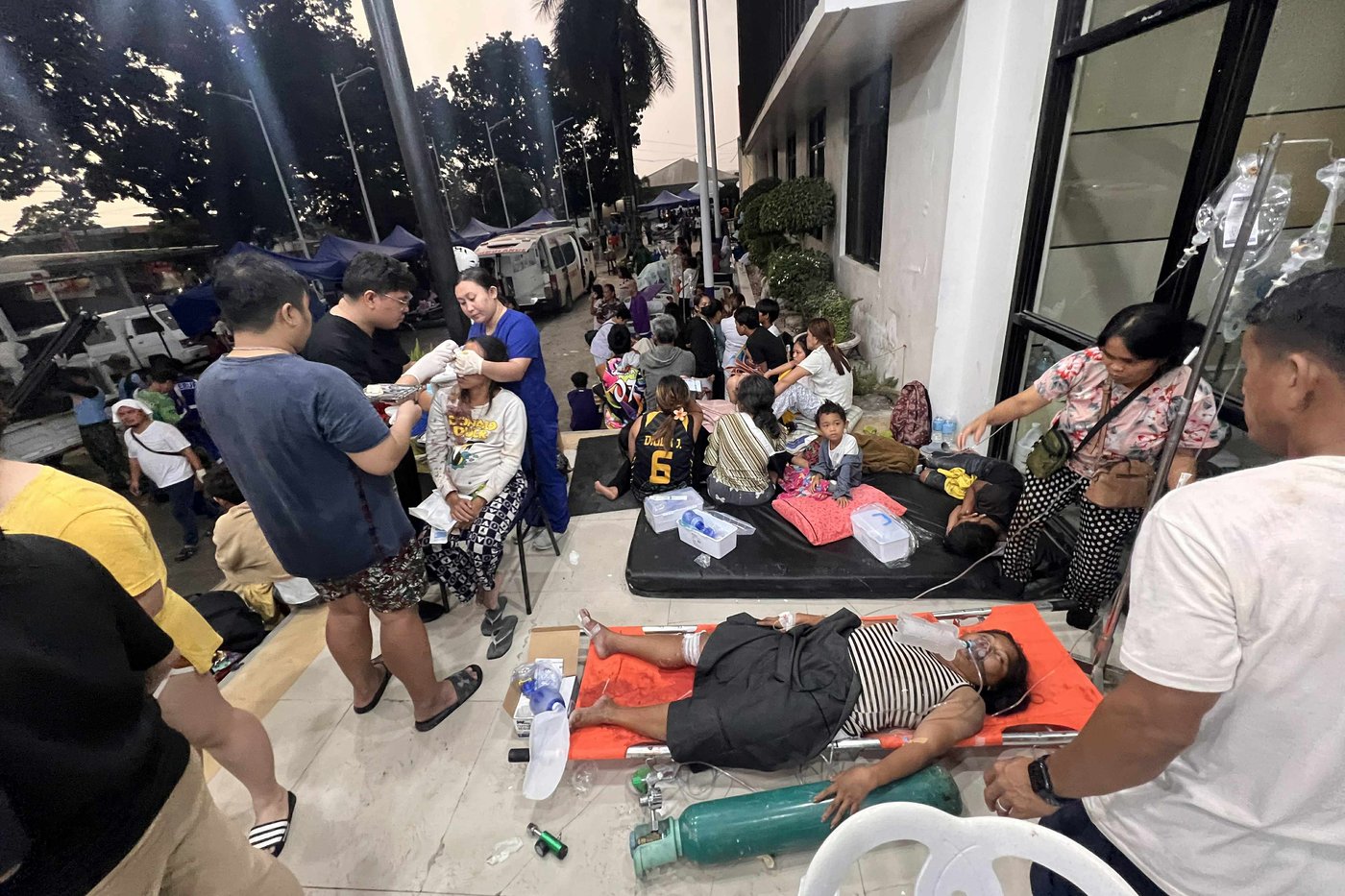 Strong earthquake in central Philippines sends people running
