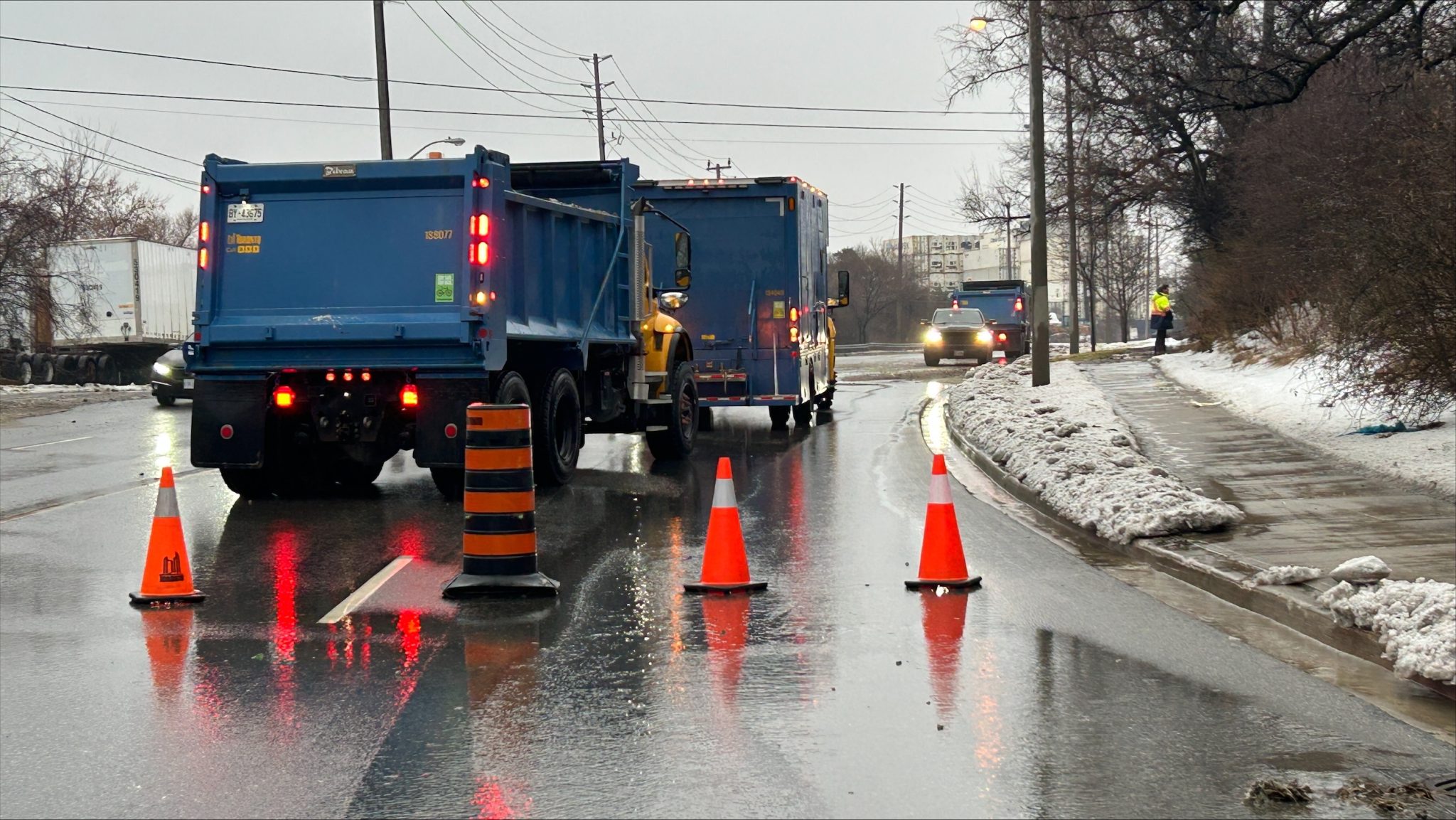 Watermain break shuts down Etobicoke intersection